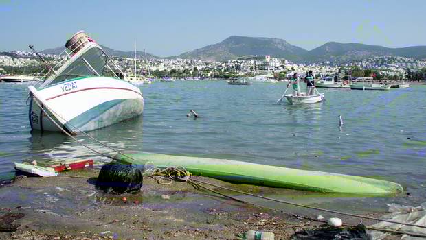 Playas inundadas, barcos a la deriva… el tsunami en Turquía y Grecia ...